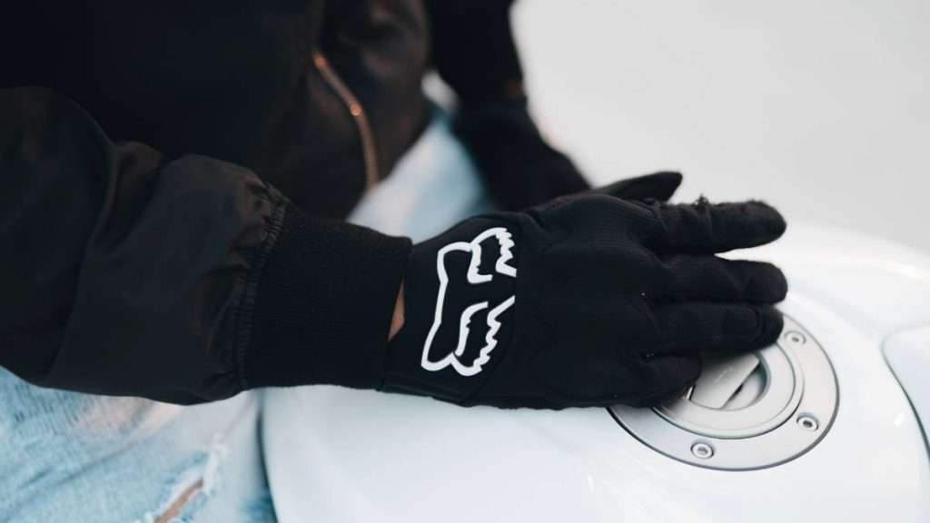 6 Signs Your Motorcycle Gloves Are Too Small